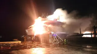 Video: 32m Sanlorenzo yacht Elysium goes up in flames in Sotogrande, Spain